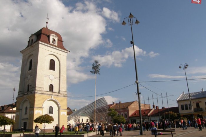 Brezno nezabúda na tradície: Na námestí vztýčili máj